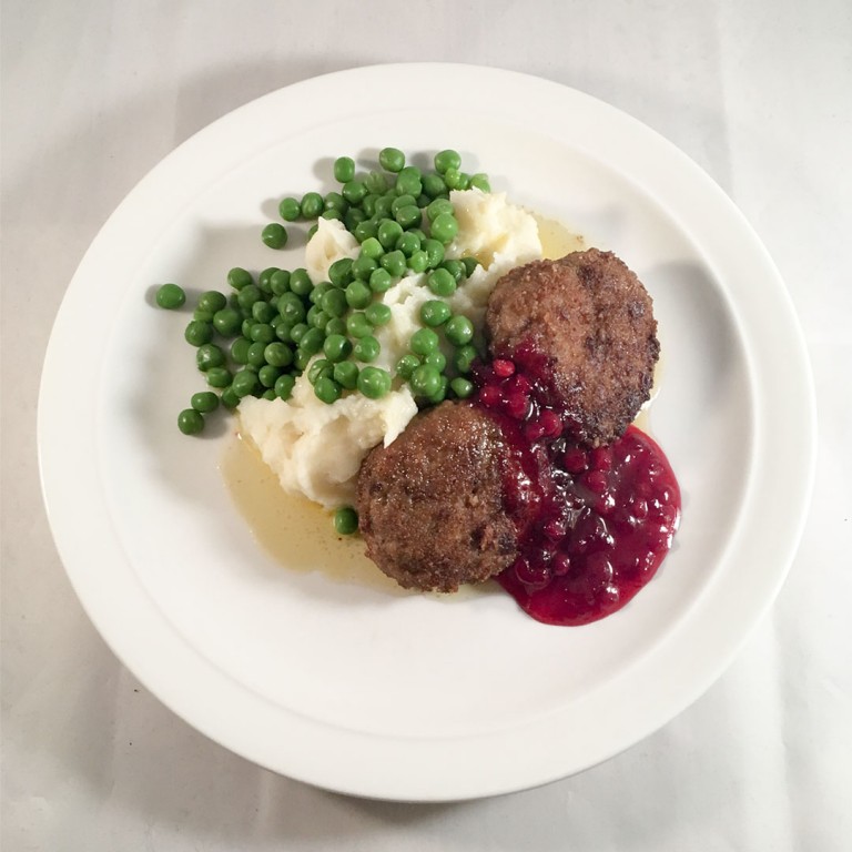 Wallenbergare med potatismos, ärtor, brynt smör och lingon - Johans mat