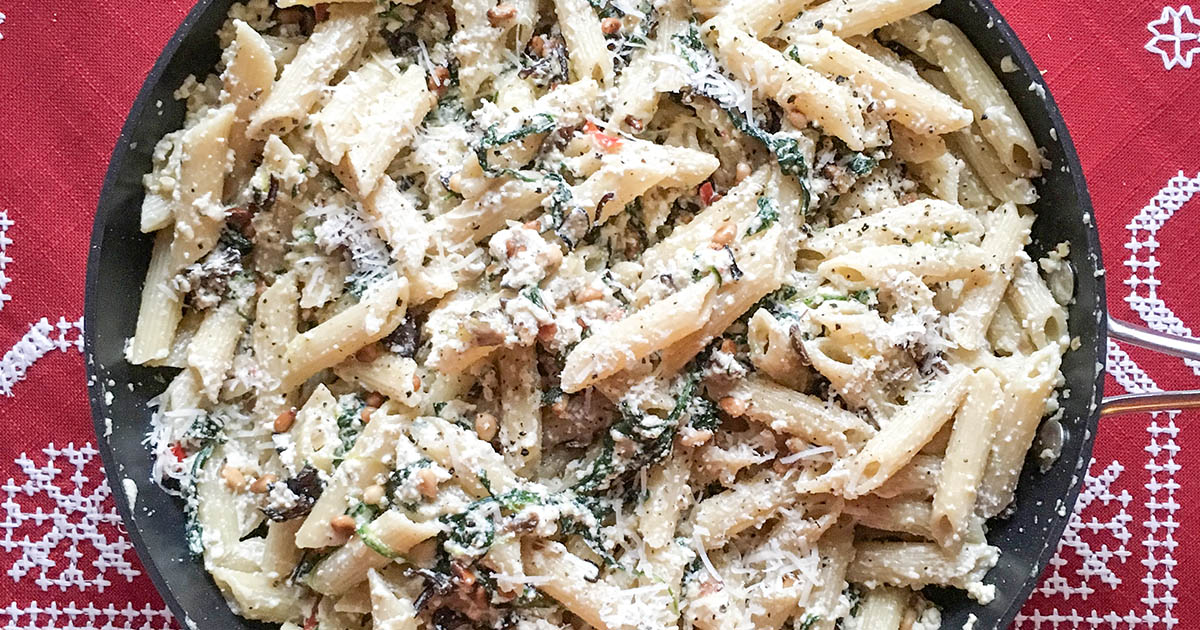 Krämig pasta med svamp, spenat, ricotta, pinjenötter och parmesan ...