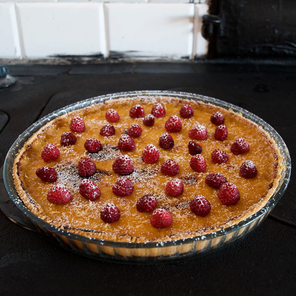Citrontarte med hallon - Recept på lättlagad dessert - Johans mat