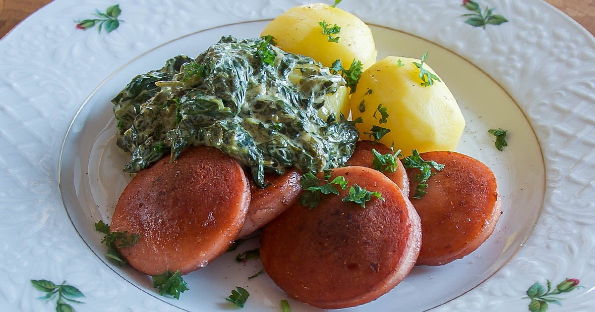 Falukorv med stuvad spenat och kokt potatis - Johans mat